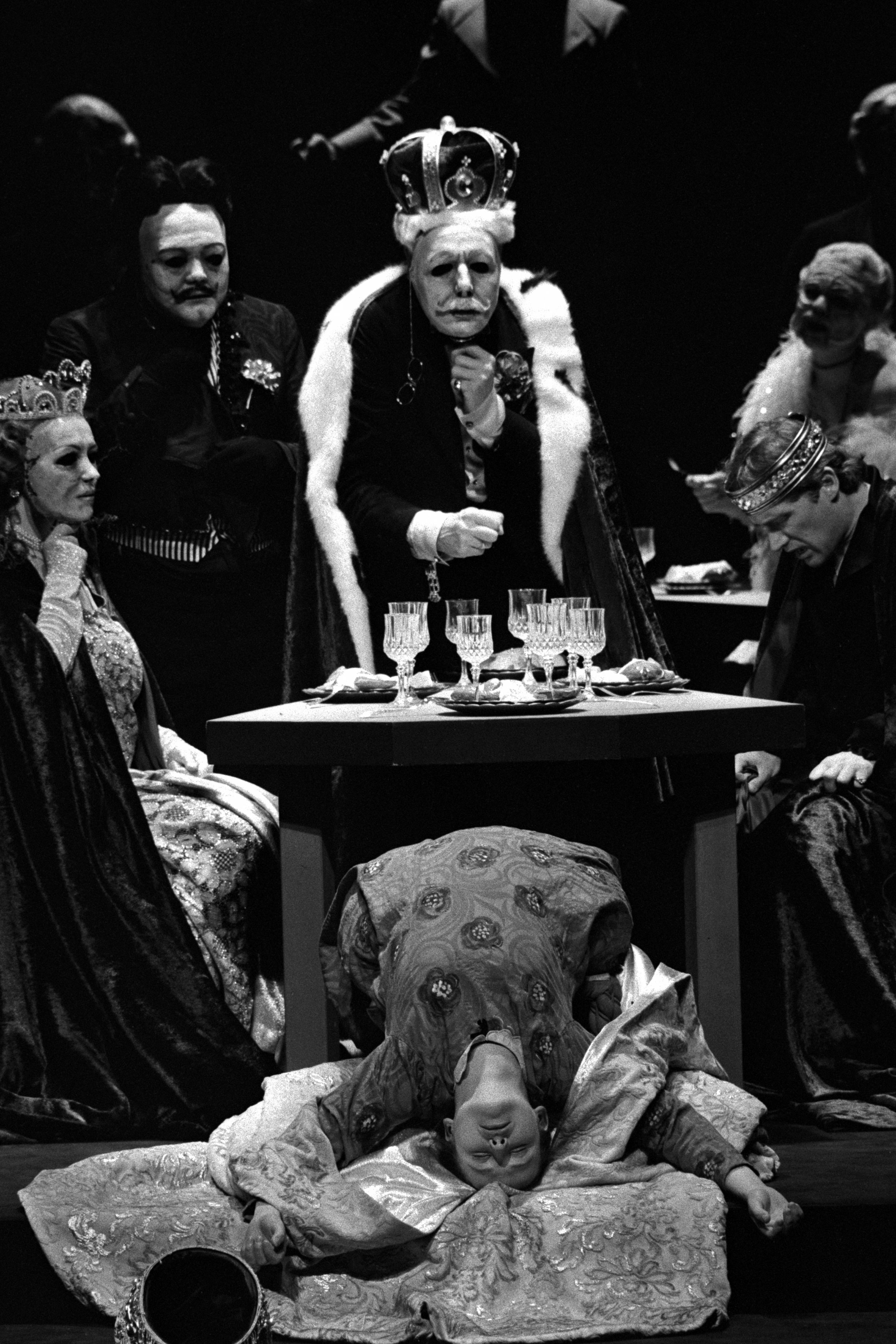 Yvonne, Prinzessin von Burgund, Residenztheater, Gaby Dohm, Klaus Guth ...