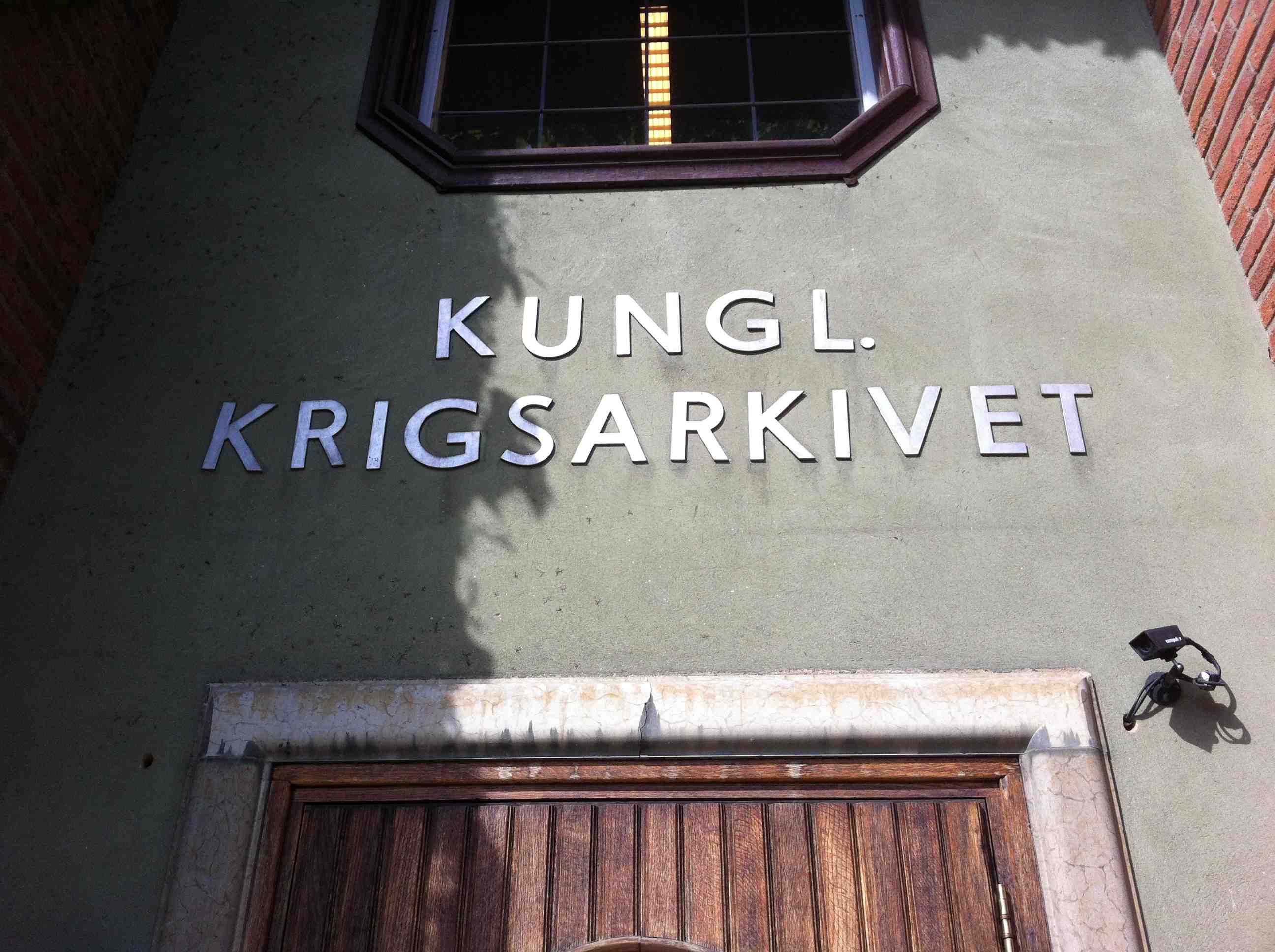 Dagens verb: avhemliga /de /t