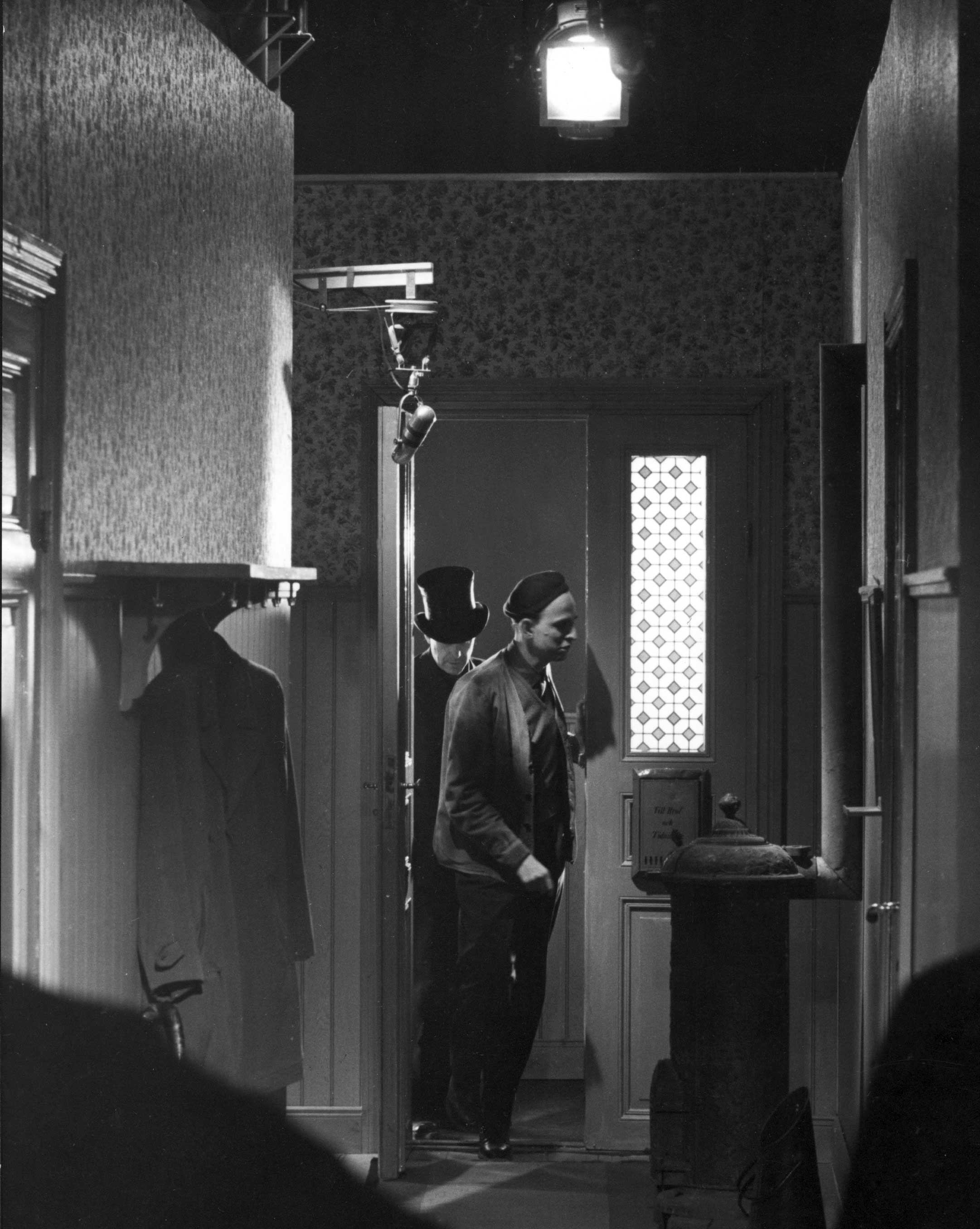 Herr Sleeman kommer, bakombild, Bergman, eng